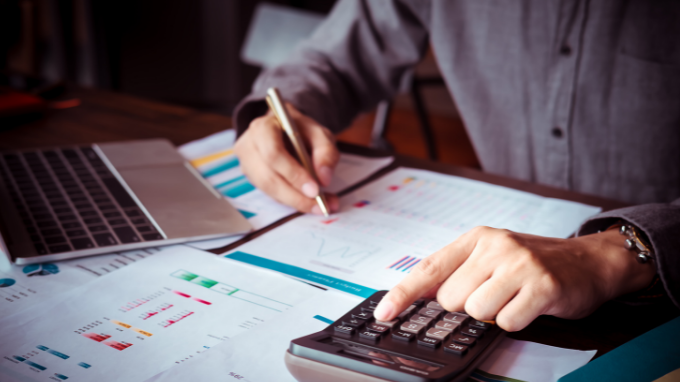 How do you determine the rent for a commercial property?